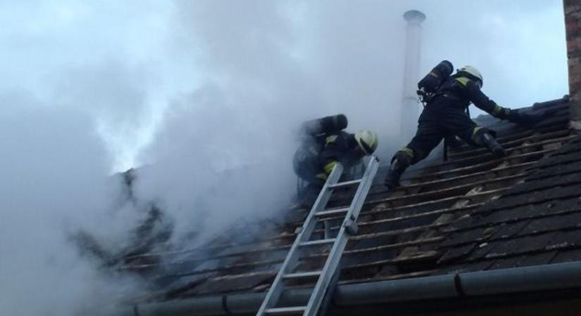 Családi házzal egybeépített mellélépület lángolt teljes terjedelmében ...